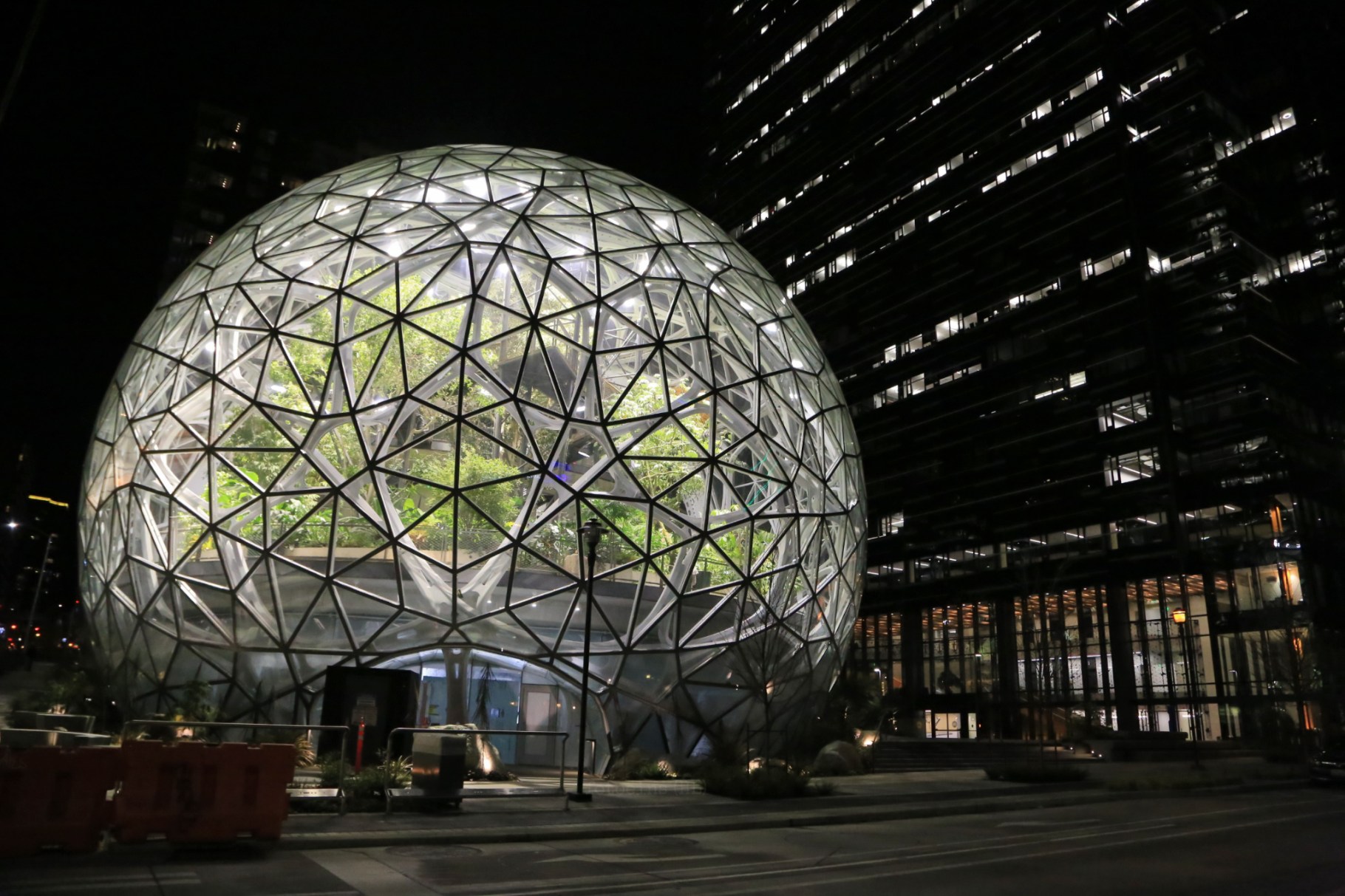 My Seattle: curious glowing Amazon Spheres | Fotoeins Fotografie