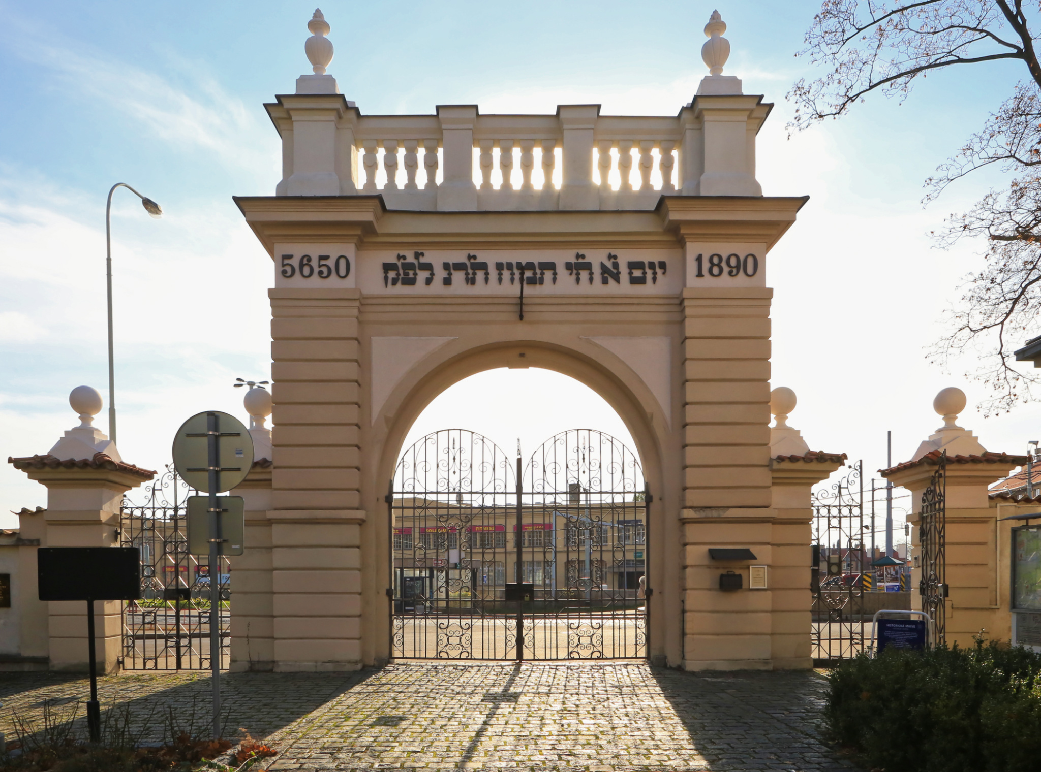 My Prague: Olšany cemetery, search for Kafka & Palach | Fotoeins Fotografie