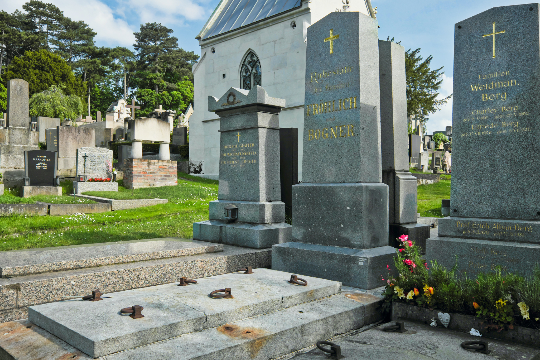 Vienna Hietzing Cemetery: F.Grillparzer, G.Klimt, K.Moser, O.Wagner ...