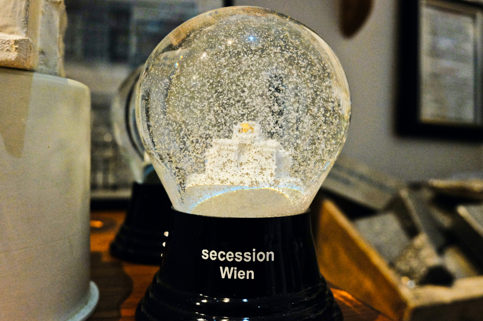 Vienna: snow globes since 1900 | Fotoeins Fotografie
