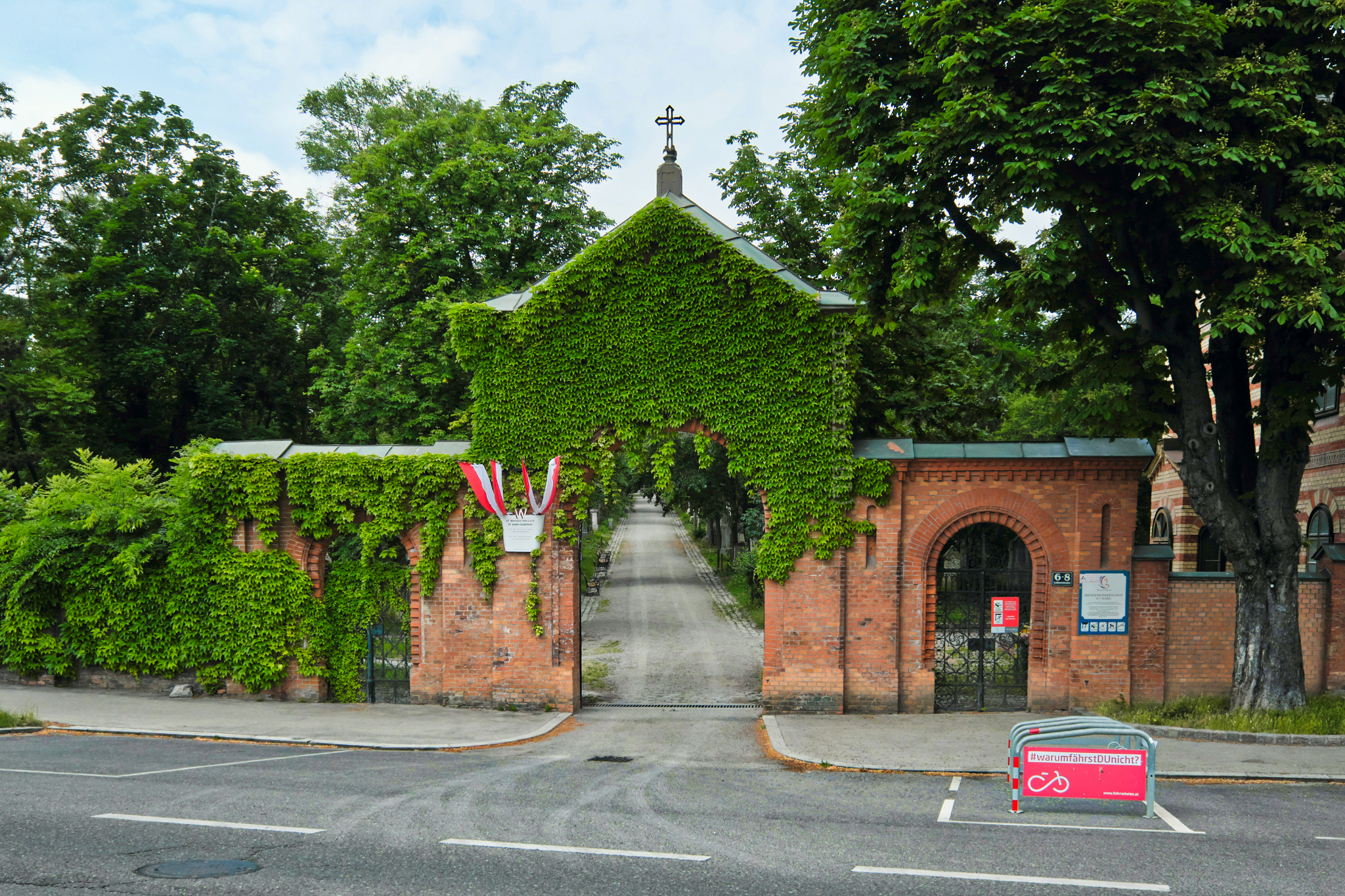 Vienna’s St. Marx Cemetery, Biedermeier style | Fotoeins Fotografie
